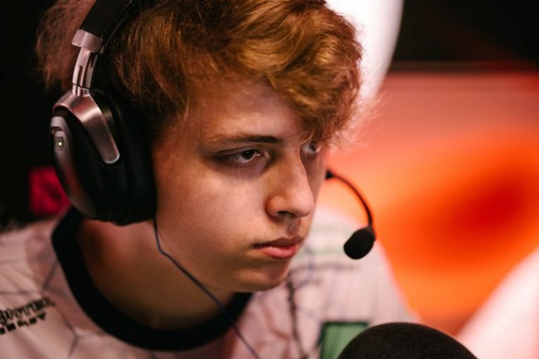 Aurora Gaming Defeats Team Spirit to Win FISSURE Universe Episode 8 ...
