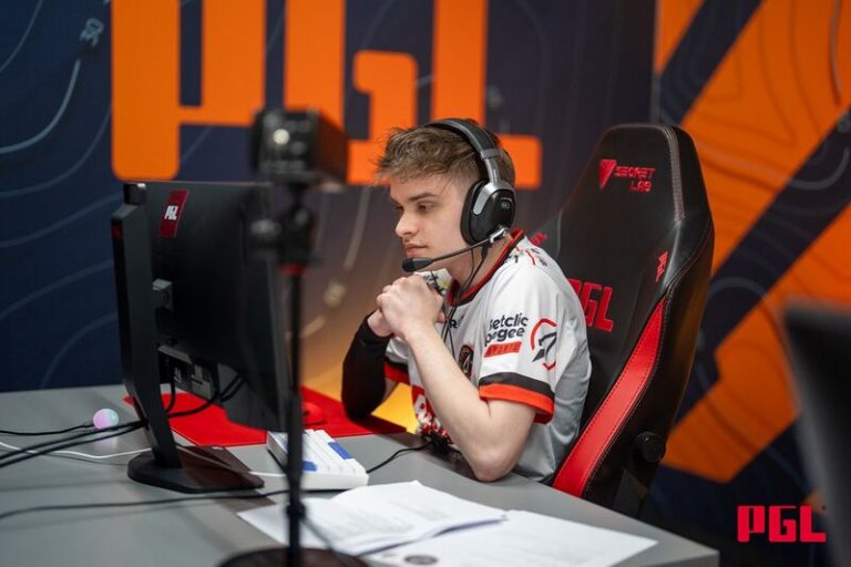 FaZe Signs 21-Year-Old Star jcobbb After Shocking EliGE Bench – blix.gg